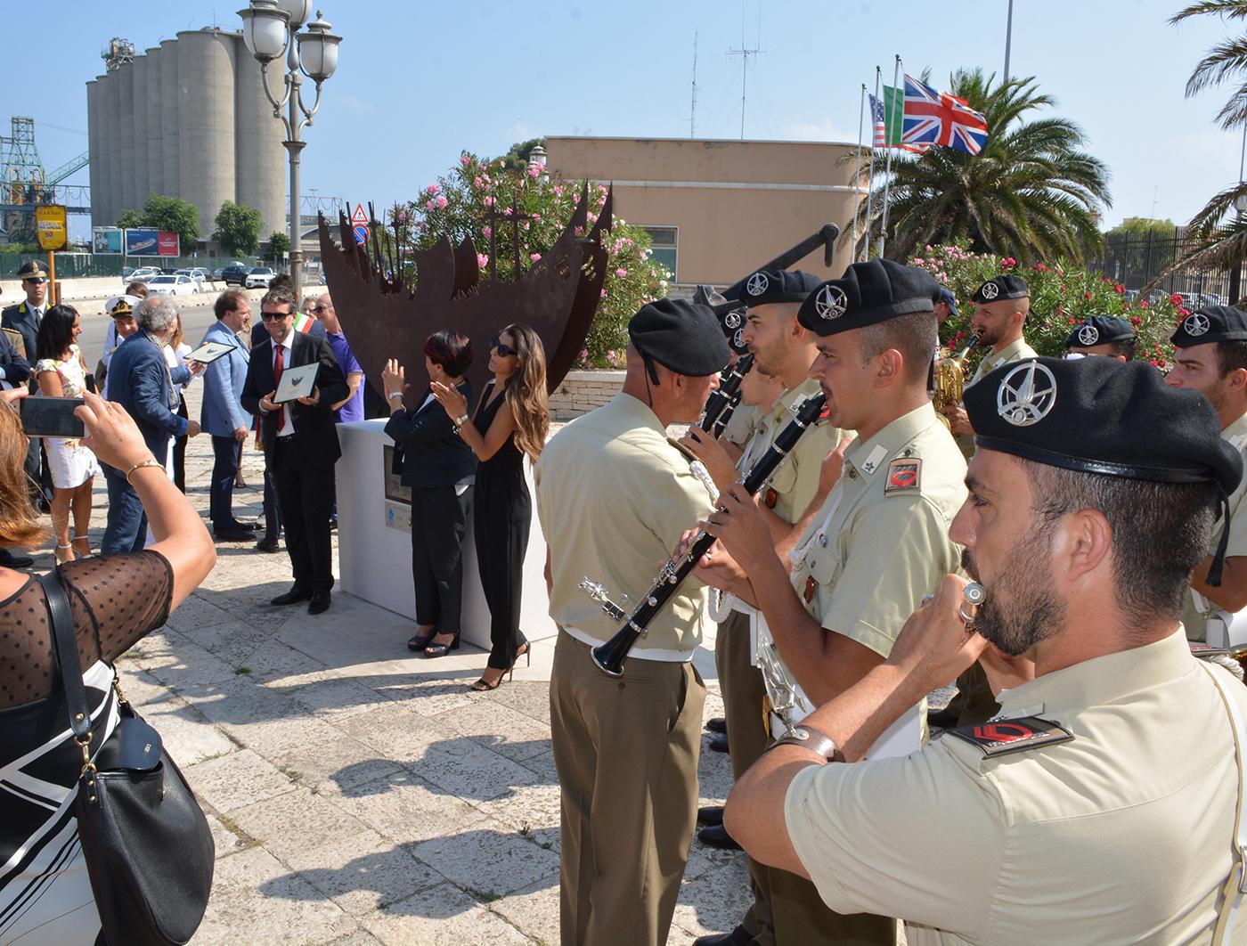 Bari, al porto arriva «La nave della speranza» per ricordare lo sbarco ...