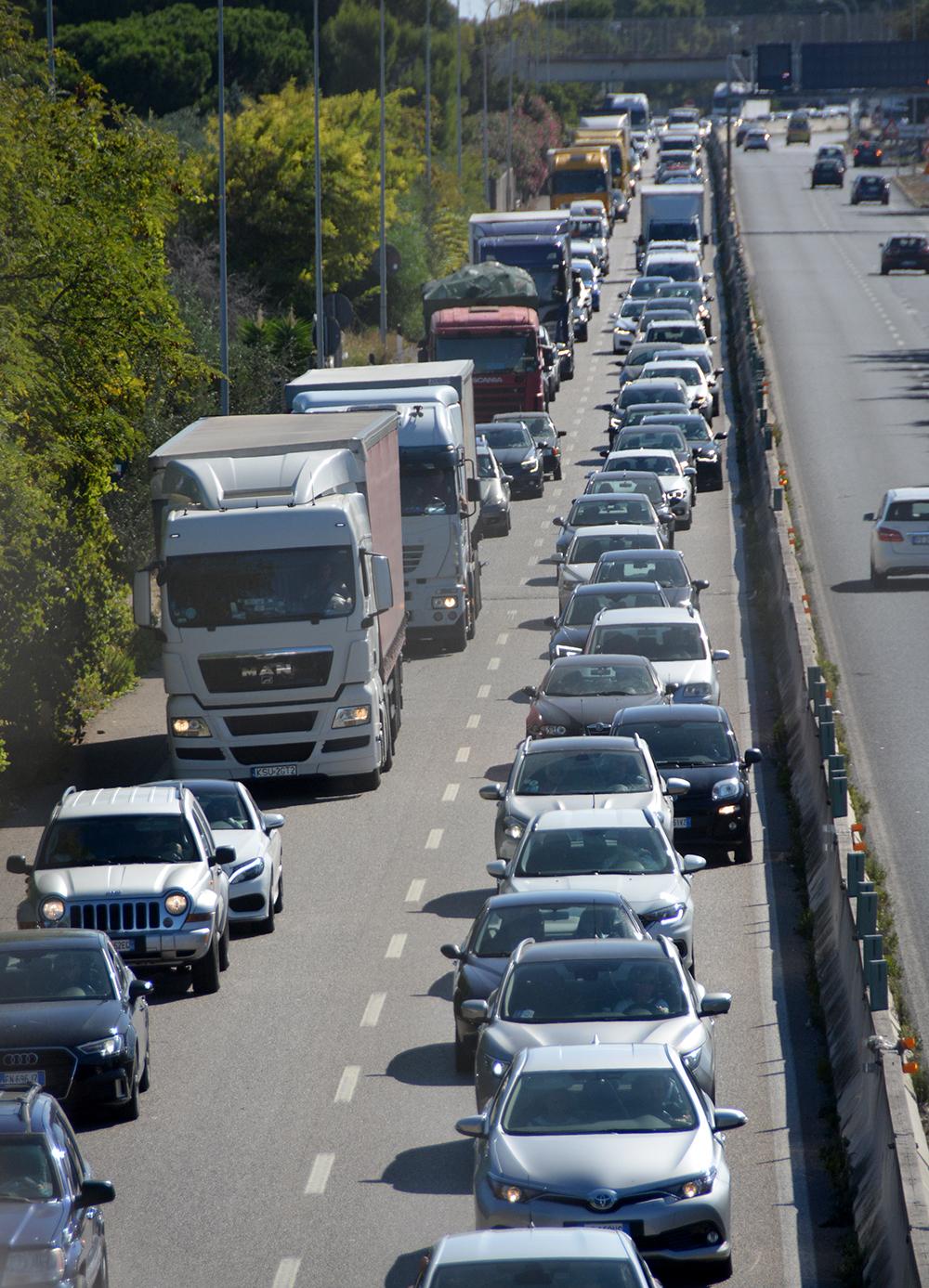 Camion contro auto sulla SS16, traffico paralizzato - Foto 2 di 6 - La ...