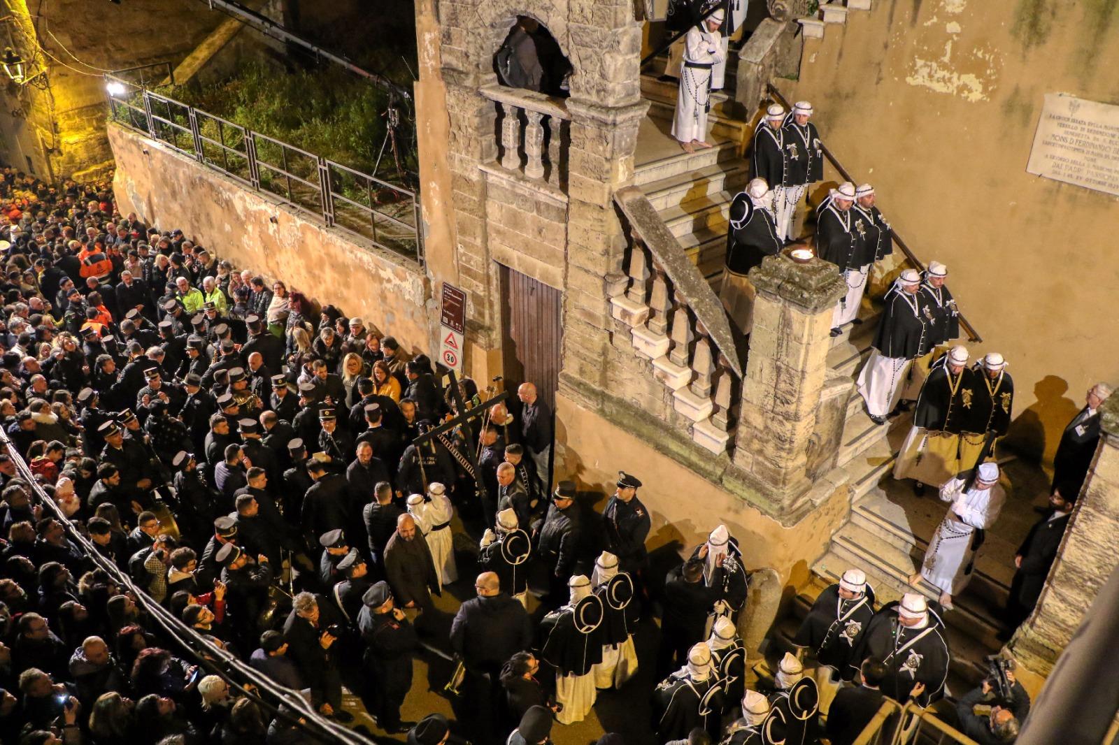 Settimana Santa in Puglia, i riti a Taranto e a Molfetta: bagno di ...