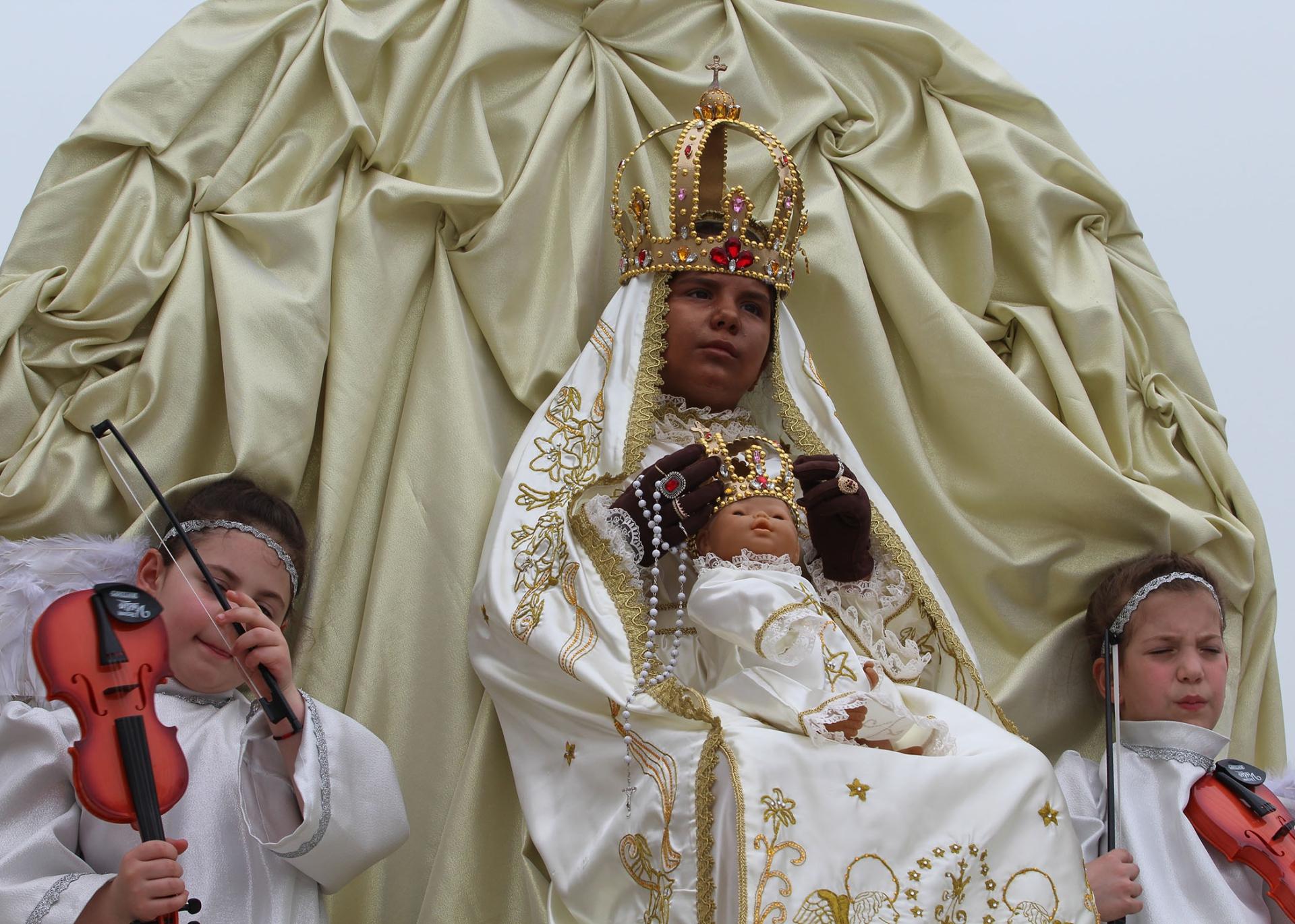 Santuario dell'Incoronata, la cavalcata con i bambini vestiti da angeli ...