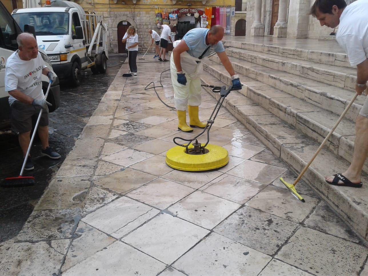 Bari, addio a gomme e cicche: la Cattedrale ripulita dai volontari ...