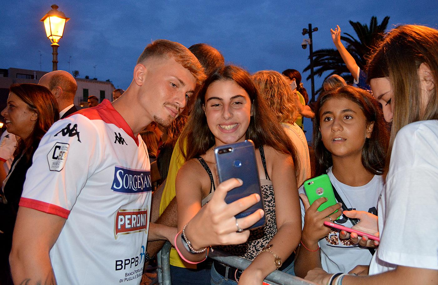 Bari, ecco la nuova squadra: la presentazione ufficiale - Foto 2 di 18 ...