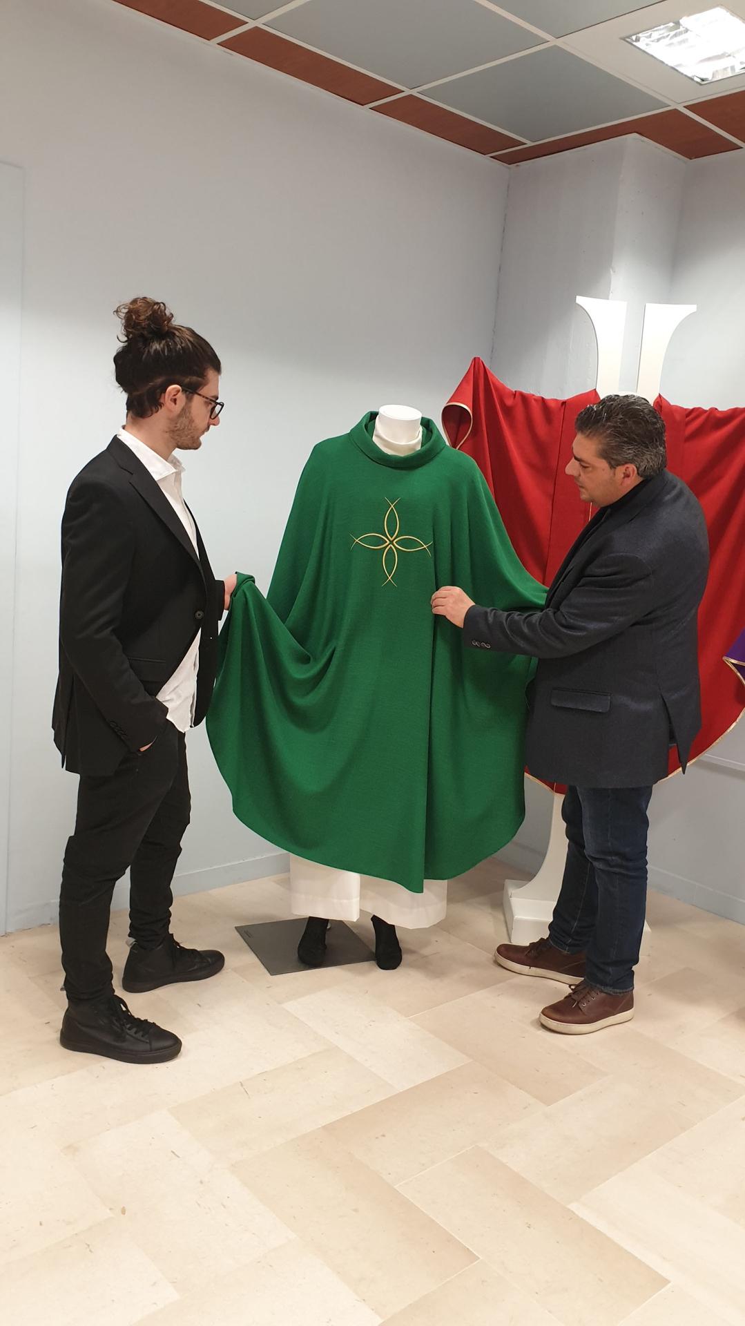 Papa a Bari, realizzata a Corato la casula di Francesco - Foto 2 di 4 ...