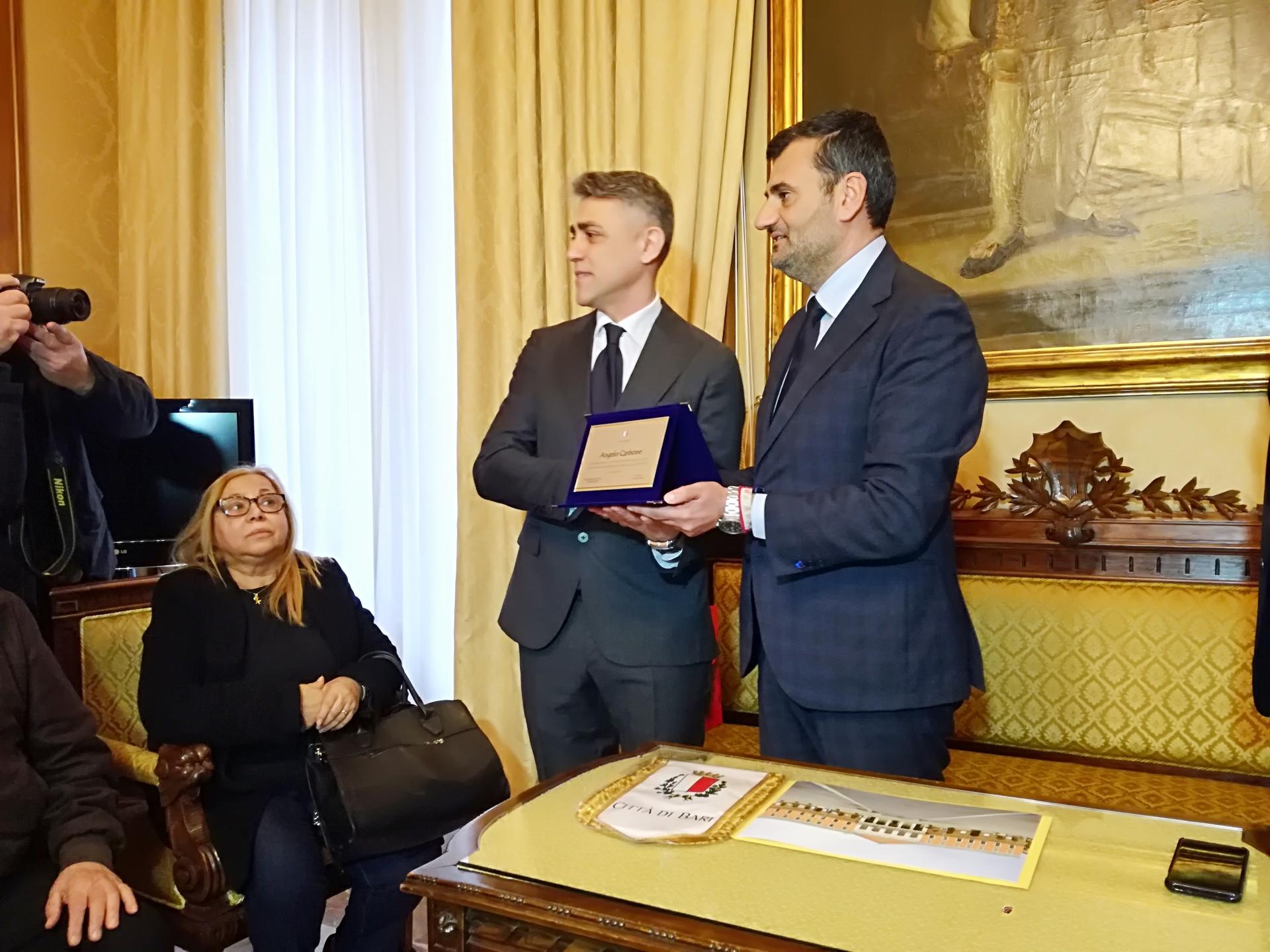 Bari, targa e riconoscimento al calciatore Angelo Carbone - Foto 2 di 4 ...