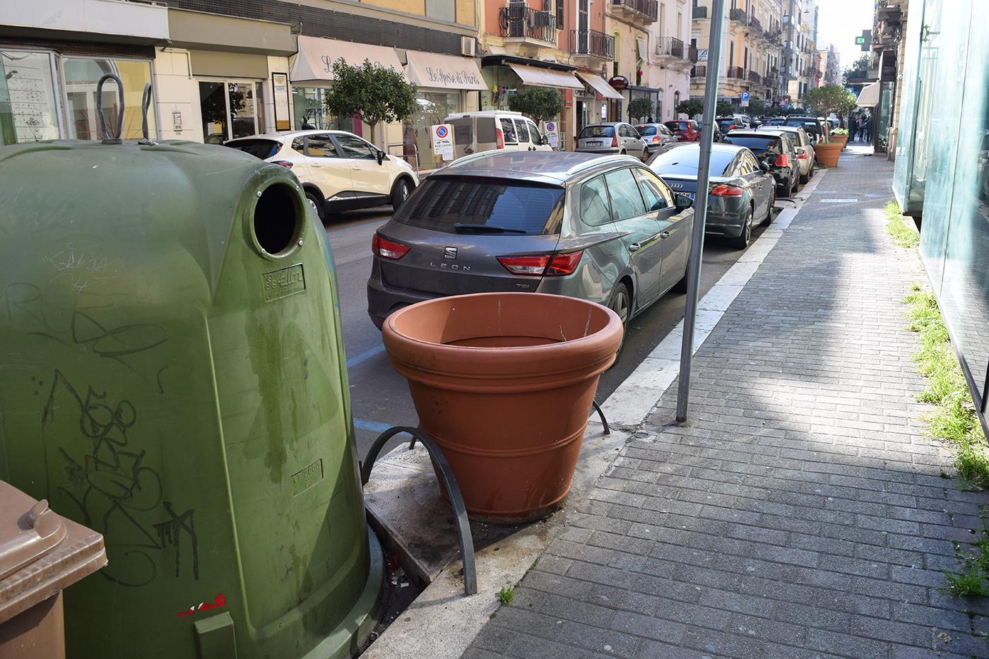 Bari, in via Manzoni e piazza Risorgimento regna il degrado - Foto 1 di ...