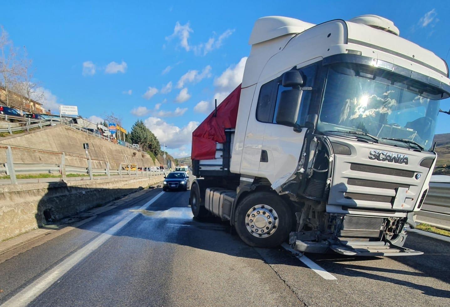 Potenza, auto contro tir all'altezza dell'autovelox: 2 feriti in ...
