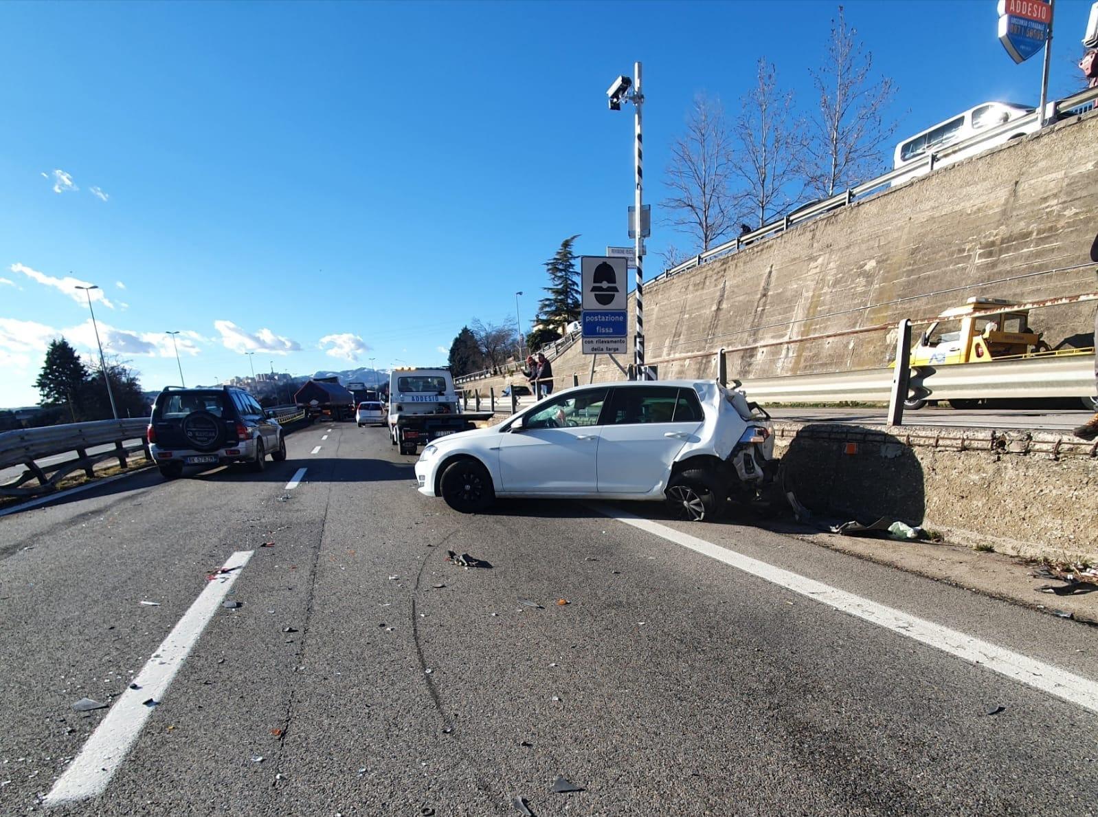 Potenza, auto contro tir all'altezza dell'autovelox: 2 feriti in ...