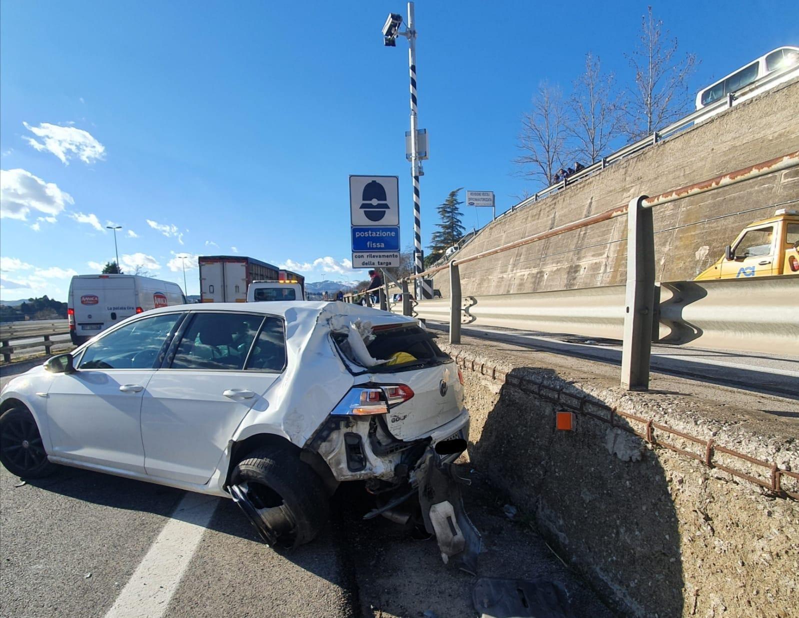 Potenza, auto contro tir all'altezza dell'autovelox: 2 feriti in ...
