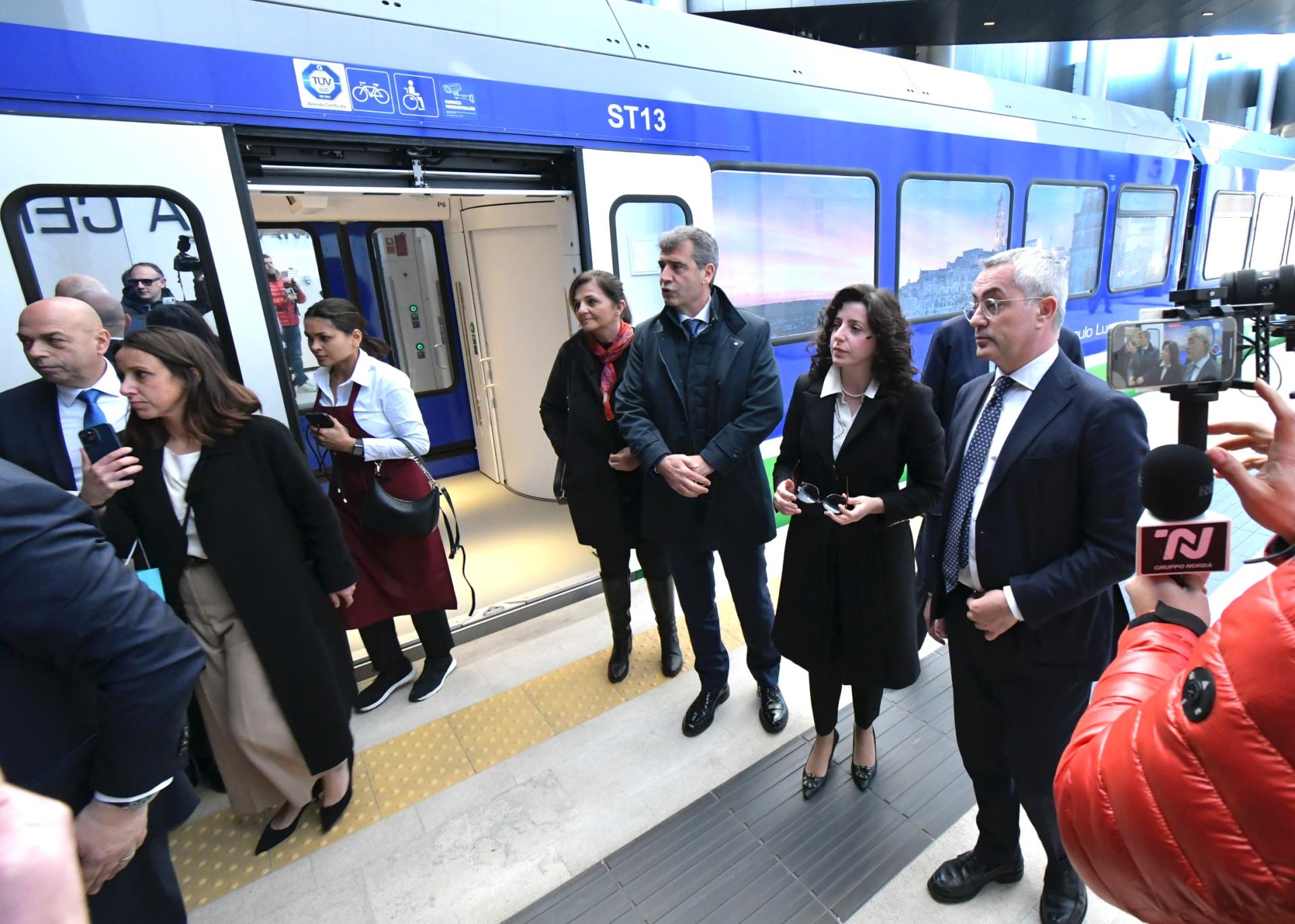 Ferrovie Appulo Lucane, inaugurato oggi nuovo treno Matera-Bari - Foto ...