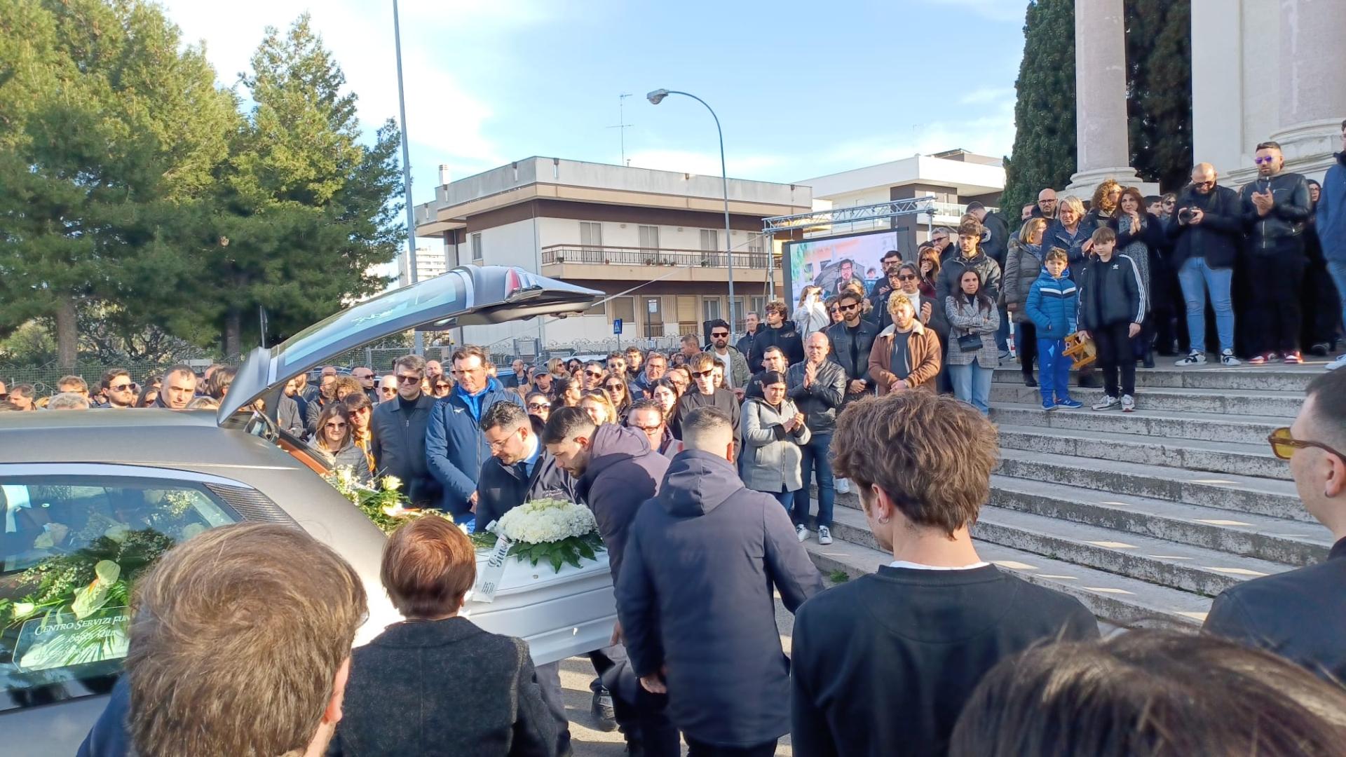 Triggiano, grande commozione ai funerali di Saverio: morto d'infarto a 23 anni - Foto 1 di 4 ...