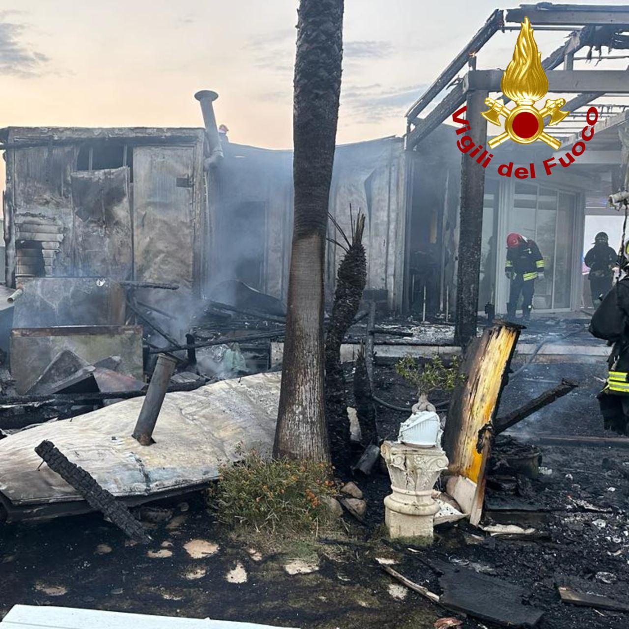 Torre Pali, a fuoco un lounge bar-pizzeria: struttura distrutta, intervengono i vigili del fuoco ...