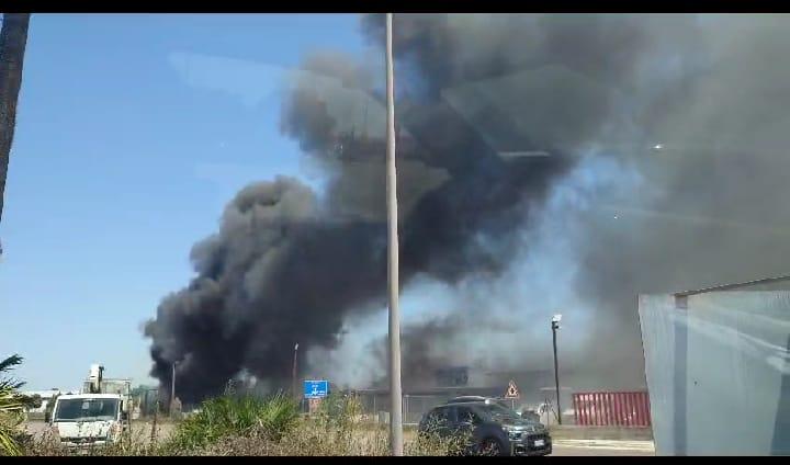 Surano, le fiamme divampano lungo la Statale 275: paura per opifici ...