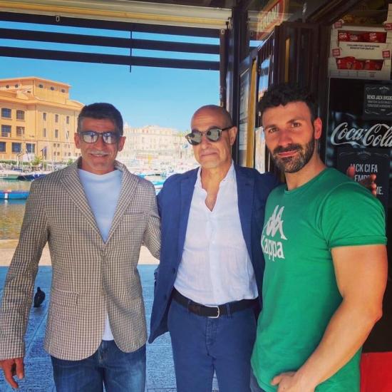 Bari, Stanley Tucci non resiste al fascino del Chiringuito - La ...