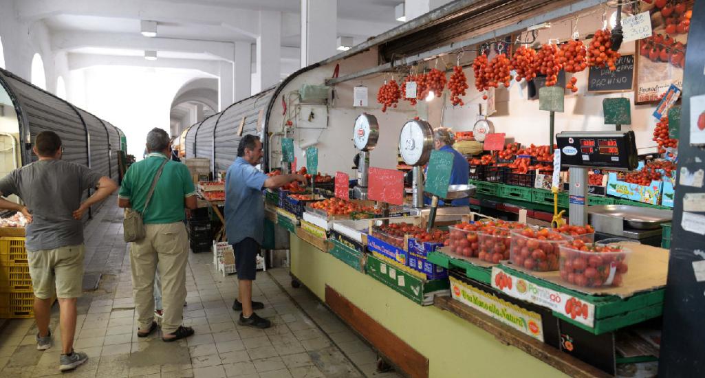 Bari, la crisi morde: prezzi alle stelle e carrelli vuoti - La Gazzetta ...