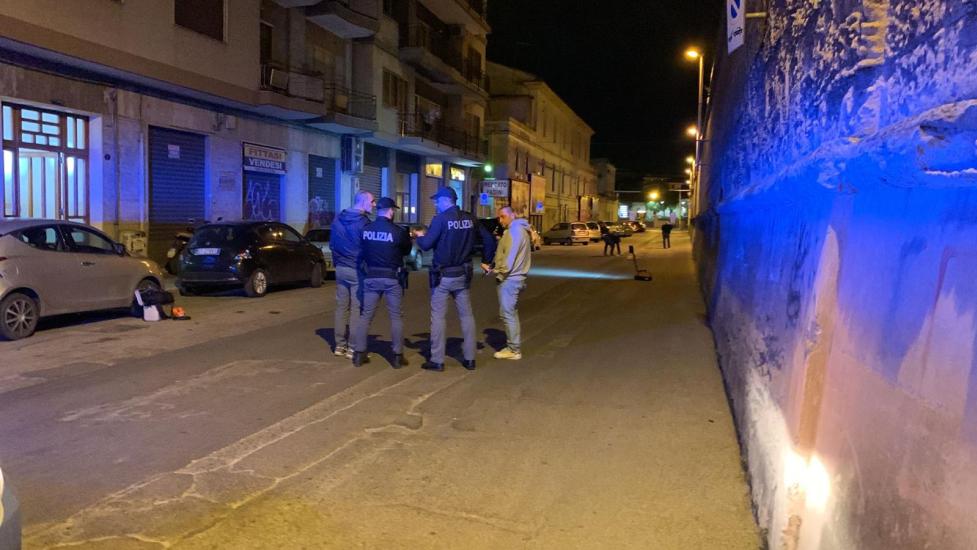Taranto, uomo ucciso con 5 colpi d’arma da fuoco per strada - La Gazzetta del Mezzogiorno