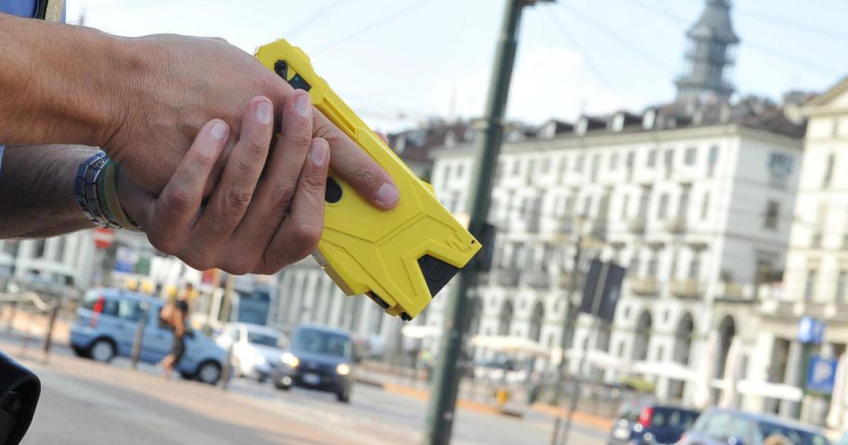 Bari, SI e AVS dicono no alla polizia locale con i taser: «Proposta che è pura propaganda» - La ...