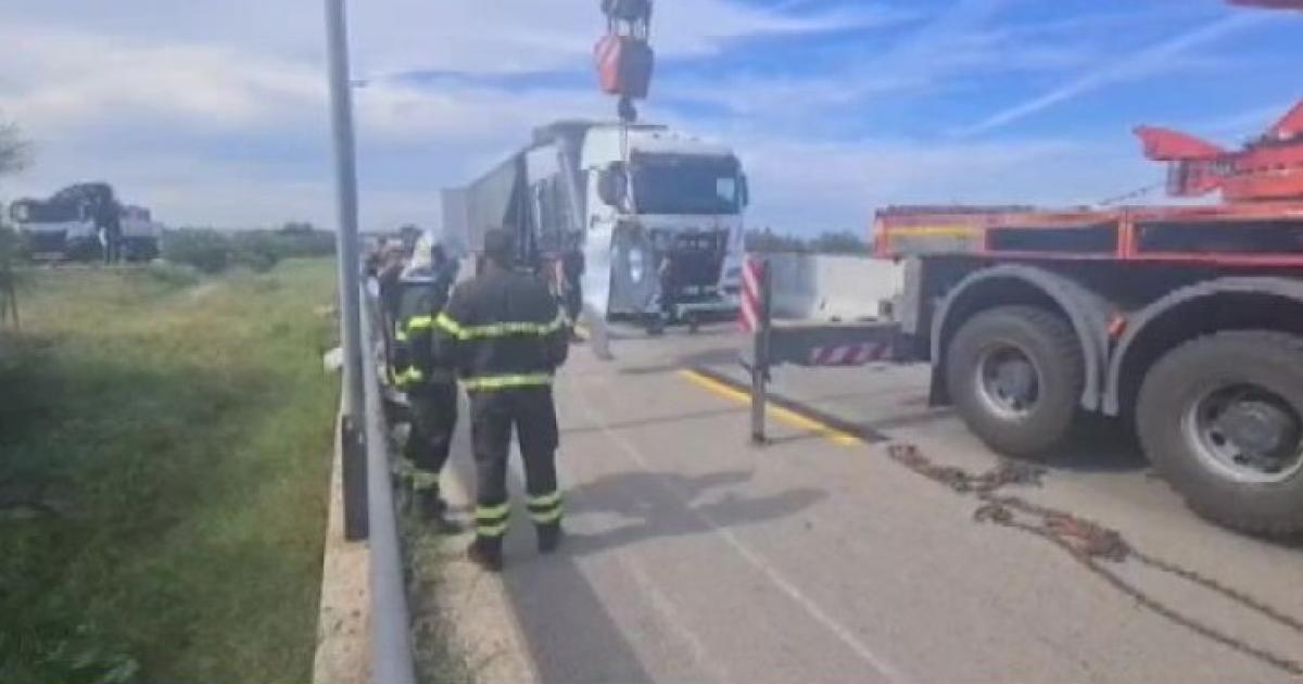 Polignano, il tir si ribalta e perde il carico: Statale 16 chiusa - La ...