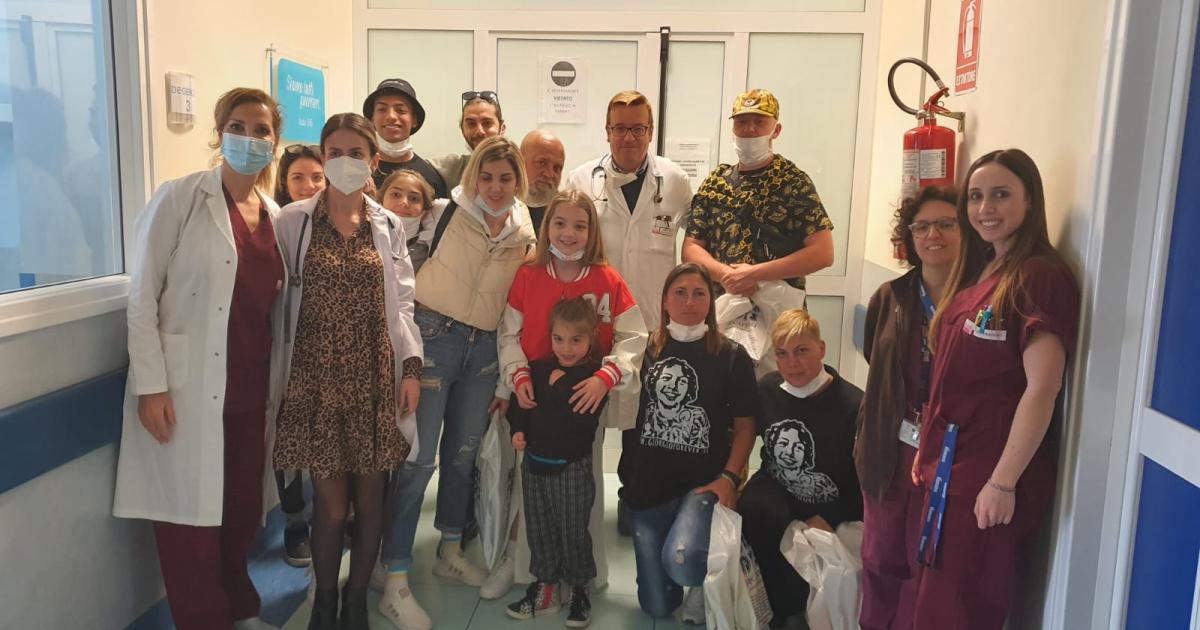 Taranto, la youtuber Ameli al reparto di Oncologia Pediatrica del S.S ...