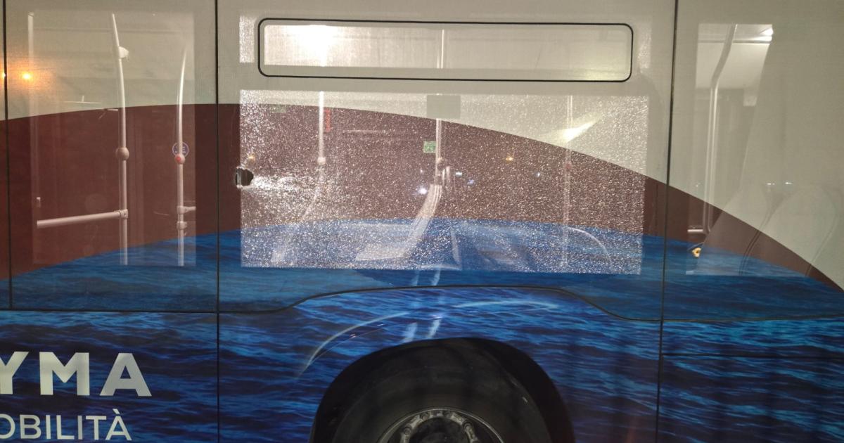 Taranto, ignoti lanciano sasso che sfonda finestrino bus Amat - Foto 1 ...