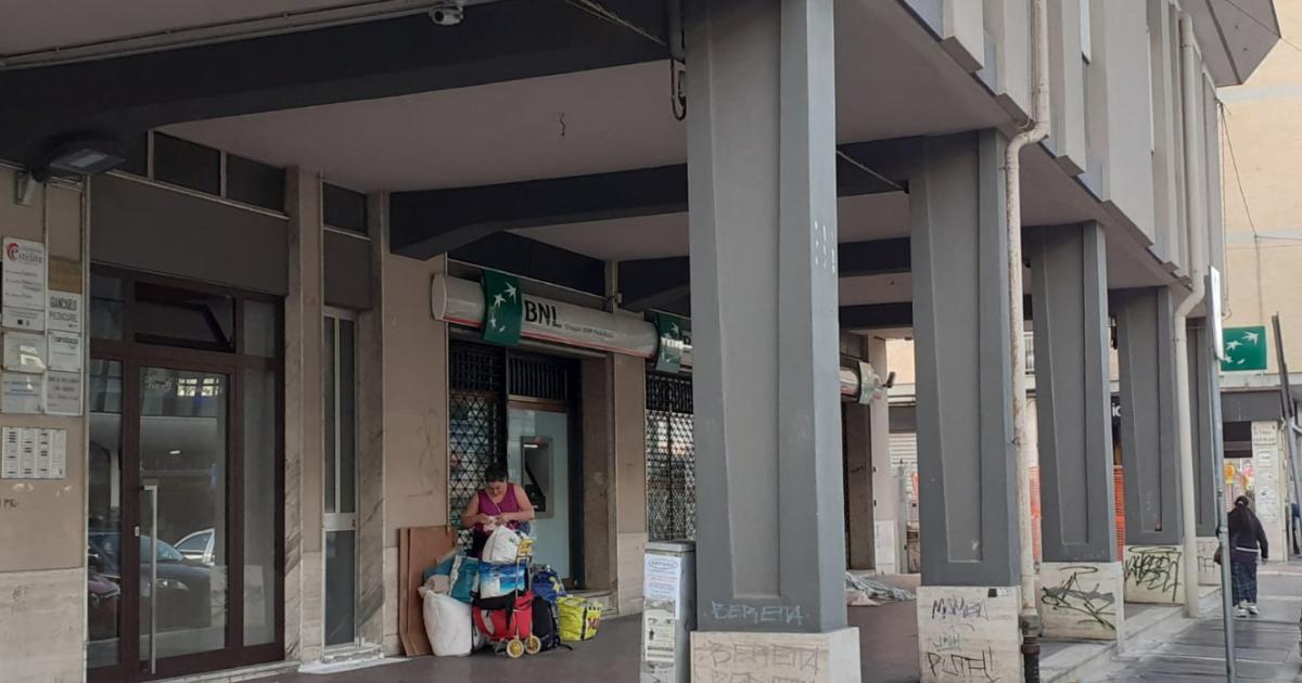 Bari: in via Capruzzi povertà, degrado e incuria: i portici regno dei ...