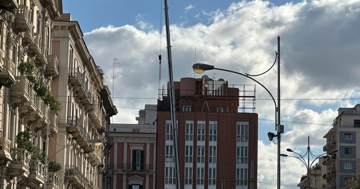 Smontato l’orologio della Banca Popolare, via anche l’insegna: era un ...
