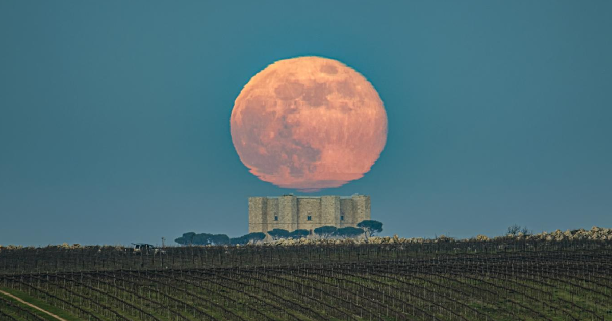 La maxi-luna piena su Castel del Monte: lo scatto del fotografo ...