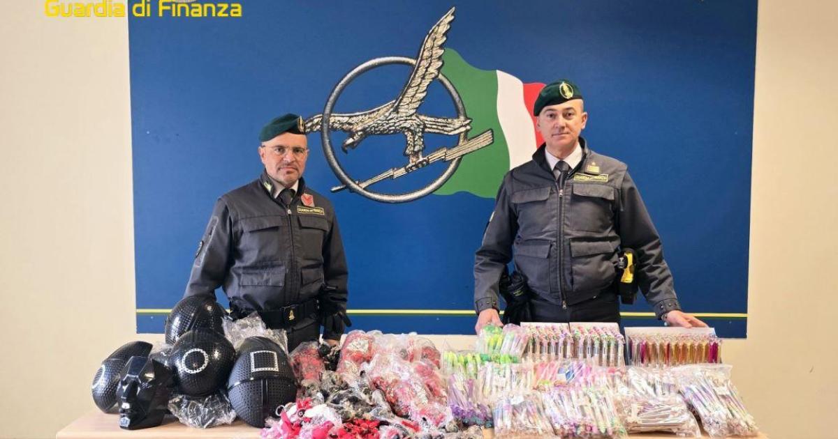 Bari, 17mila gadget contraffatti con il marchio di Squid Game scoperti ...