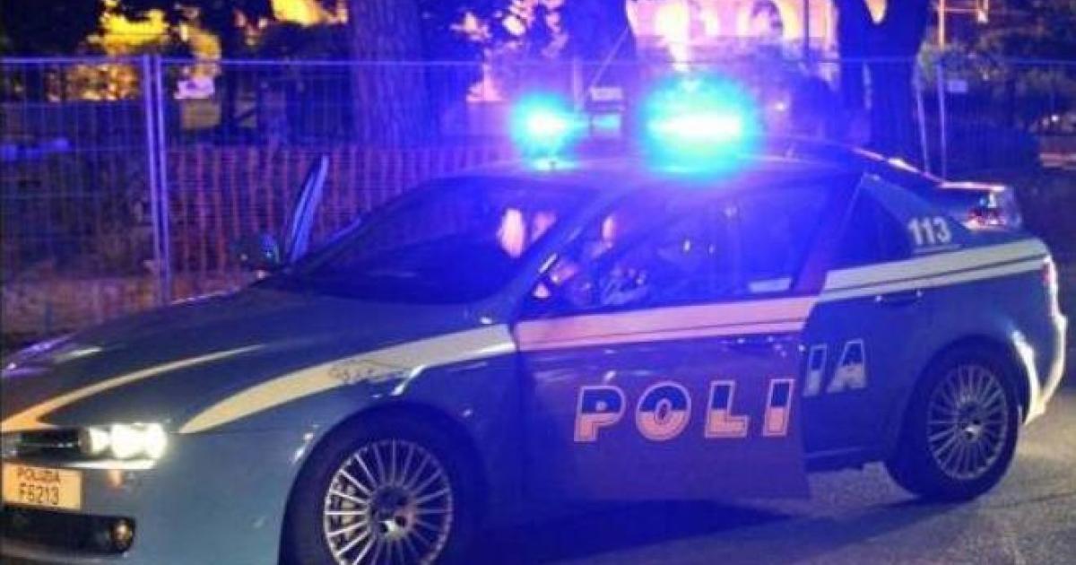 Litiga con la moglie incinta al nono mese, la strattona e minaccia di lanciarsi con l'altro ...