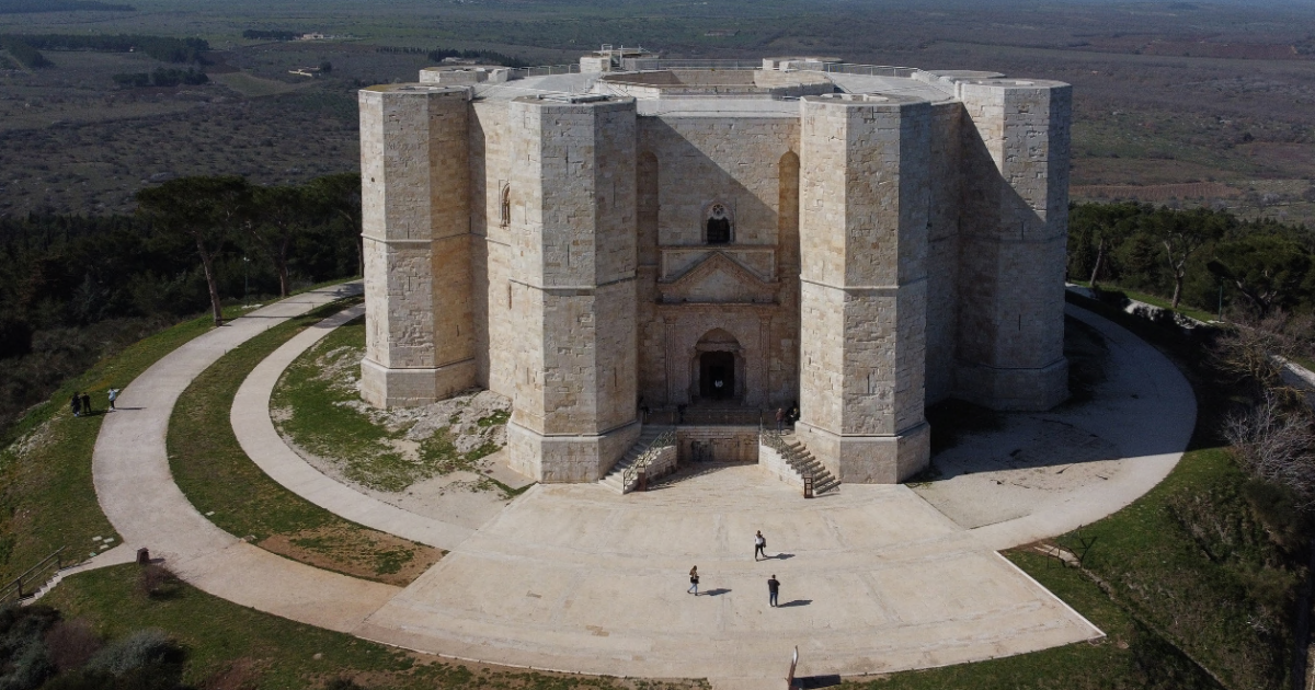 Castel del Monte più collegato alla città: al via un bando per dieci ...