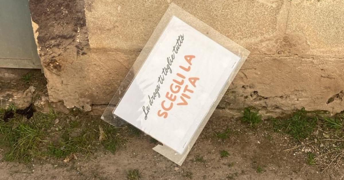 Alliste, don Dario Donateo affigge targhetta contro lo spaccio di droga ...