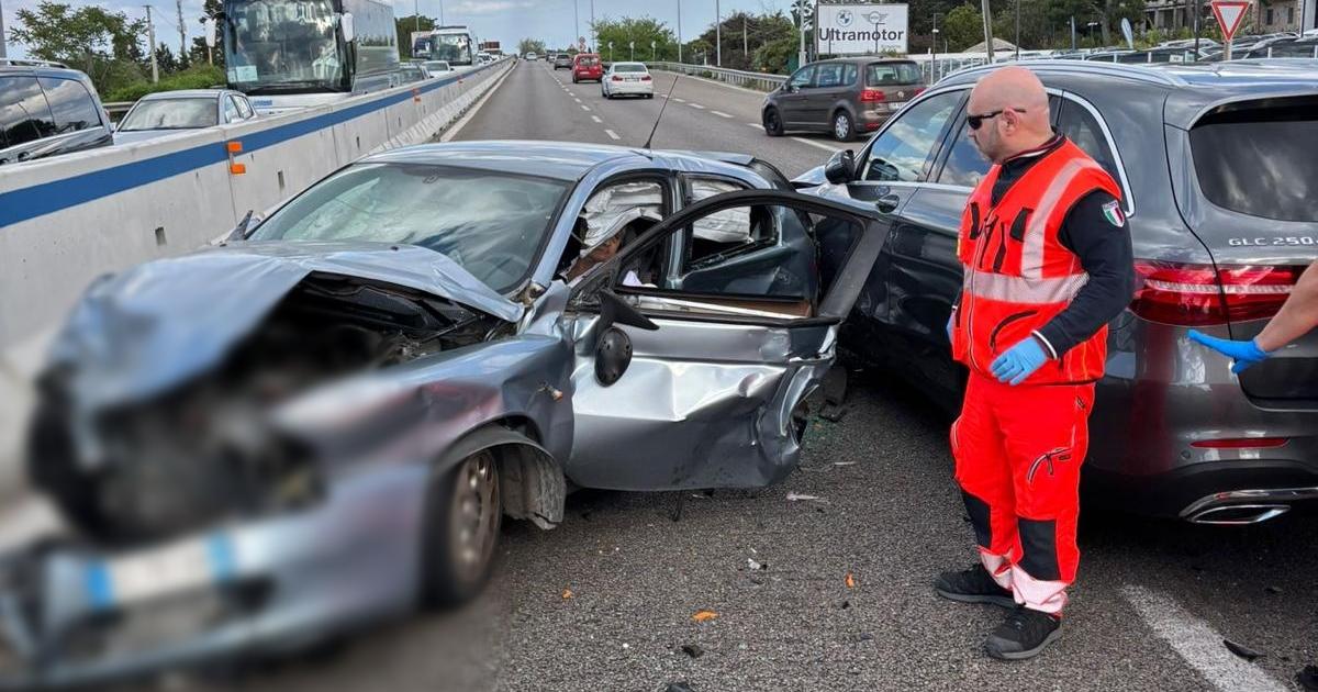 Bari, incidente sulla Ss16 in direzione Sud: scontro frontale tra auto ...