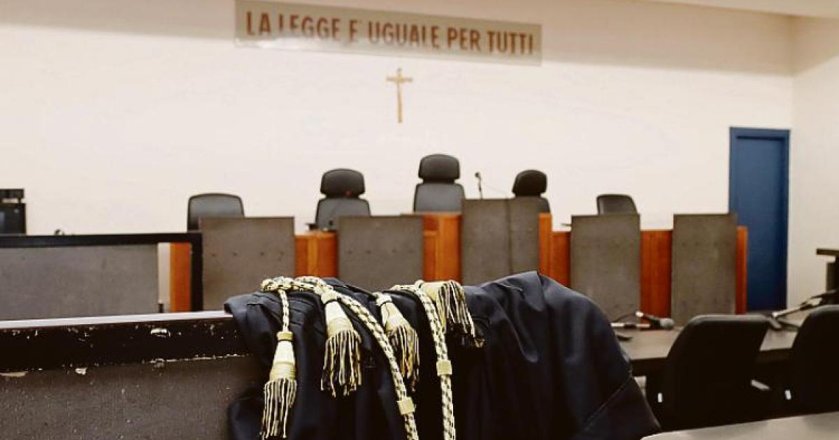 Taranto, lo denuncia per stalking ma poi lo sposa in cella: «Se è diventato pazzo è stata colpa ...