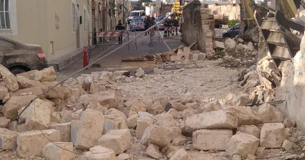 Bari, crollano mura di fronte al Teatro Purgatorio: due auto distrutte, zona senza corrente ...