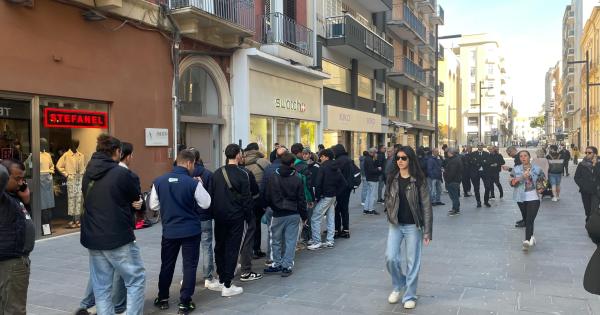 Bari, tutti in fila fuori dal negozio Swatch in via Sparano per il nuovo orologio in ...