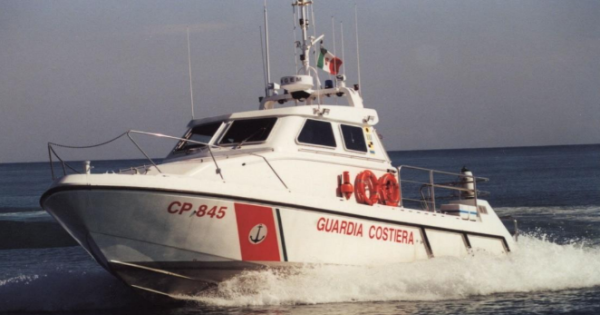 Barca in avaria al largo di Trani: salvate 8 persone, operazione resa ...