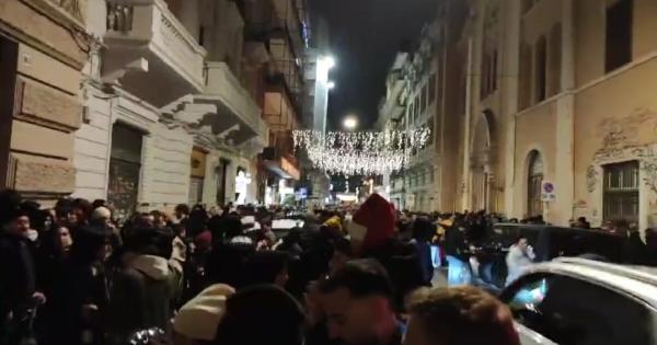 Il freddo non ferma i baresi: all'Umbertino tutti in strada per il rito ...