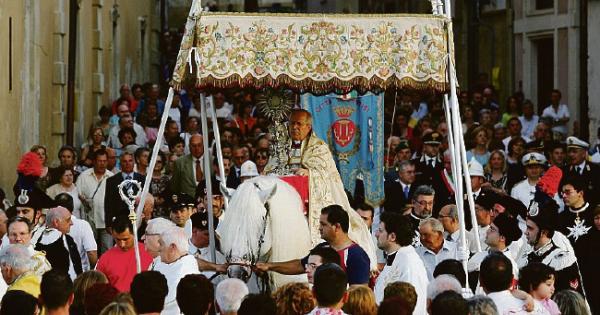 Corpus Domini a Brindisi, Gesù eucaristia a piedi tra i fedeli - La ...