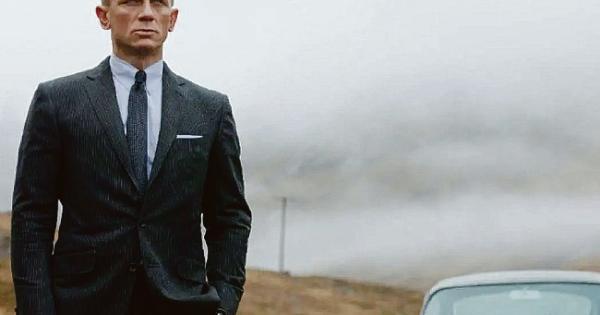 L’agente segreto James Bond a caccia di un disco rigido con ...