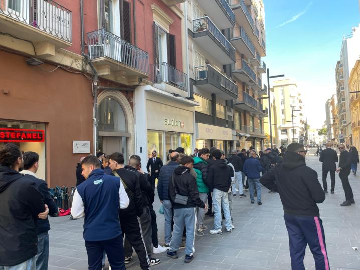 Bari, tutti in fila fuori dal negozio Swatch in via Sparano per il nuovo orologio in ...