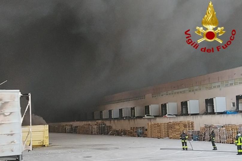 Rutigliano, fiamme alte più di 10 metri e fumo denso e nero al Terminal ...