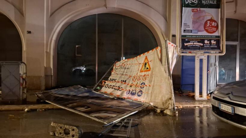 Bari, maltempo fa crollare la recinzione del cantiere FAL in corso ...