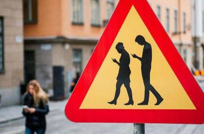 «Smombie», la parola che descrive chi cammina senza alzare la testa ...