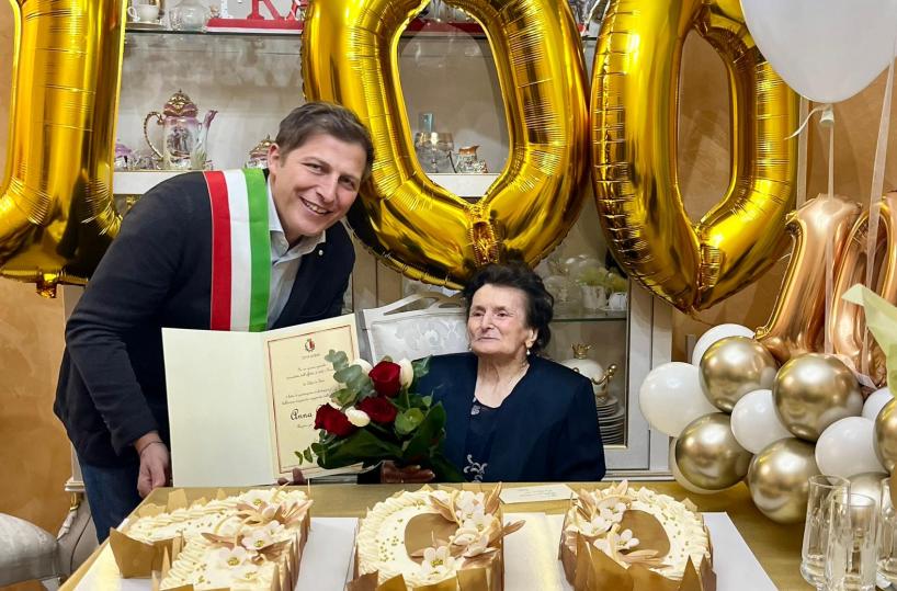 Bari, il quartiere Libertà festeggia i 100 anni di nonna Anna ...