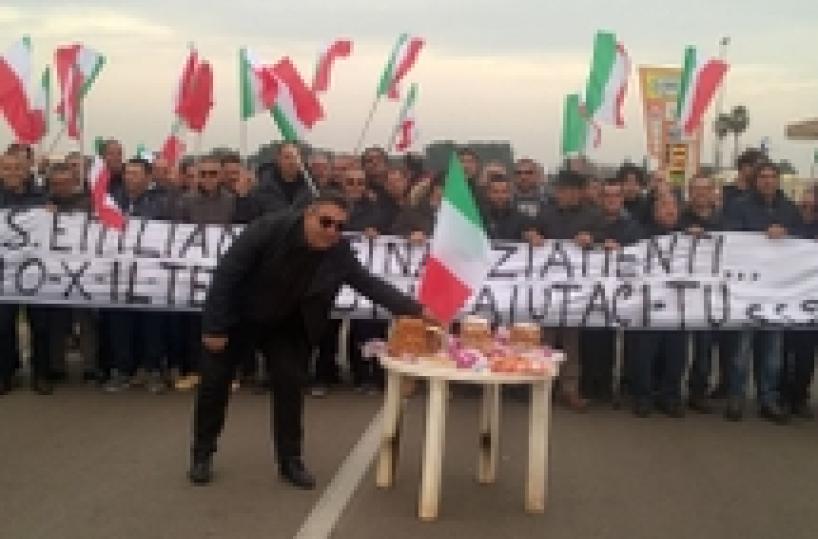 Natale in strada per operai licenziati - Gazzetta del Mezzogiorno