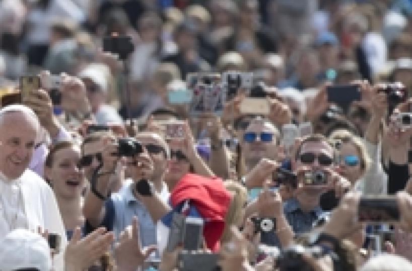 Pope gives greeting in sign language - La Gazzetta del Mezzogiorno