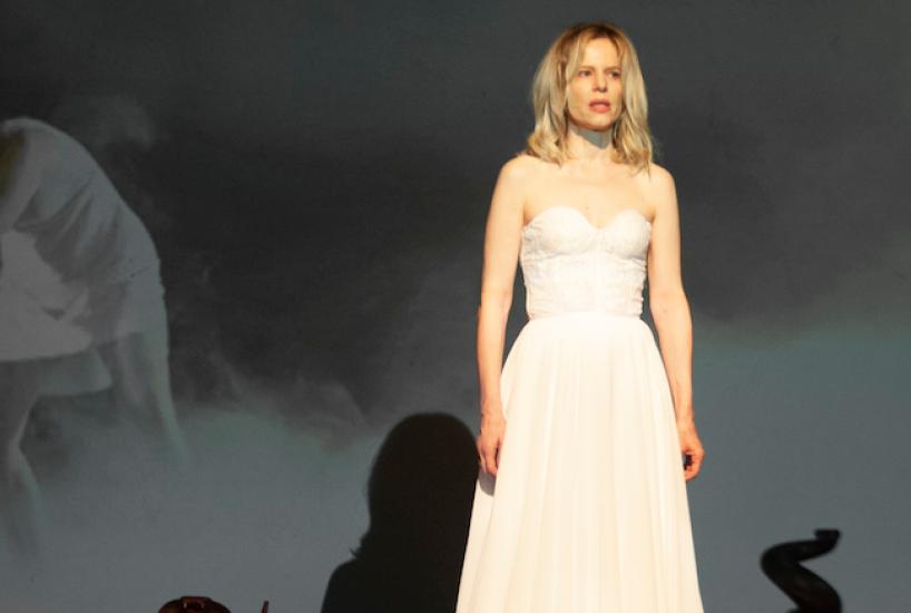 Sonia Bergamasco: «Sono Cassandra, ascoltate la mia predizione, o il ...