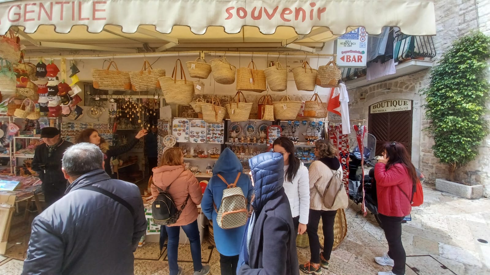 Bari, shopping di souvenir e visite ai musei; così la pioggia grazia ...